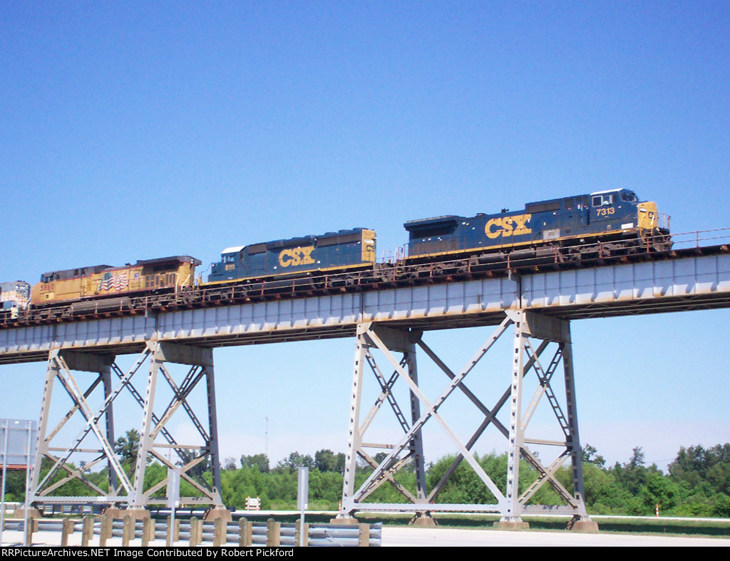 CSX 7313 (C40-8W) AND 8111 (SD40-2)